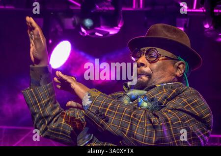 George Clinton and Parliament Funkadelic perform at the NYC Homecoming ...