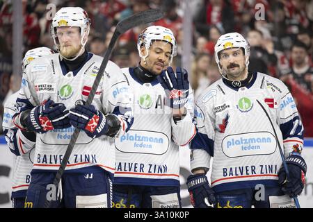 Colin Ugbekile (Iserlohn Roosters, #79) Dresdner Eisloewen vs. Iserlohn ...