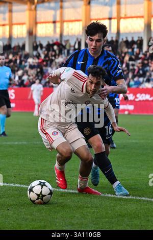 im Duell Matteo VENTURINI (Inter Mailand U19 16) und Lennart KARL (FCB ...