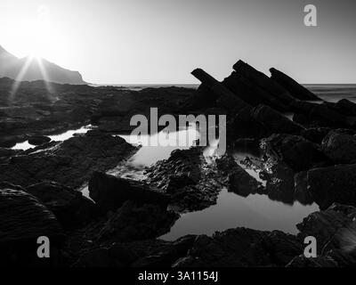 CRACKINGTON HAVEN SANDSTONE COVE BAY AND BEACH CORNWALL AT SUNSET Stock ...
