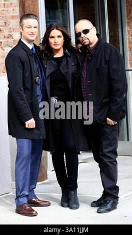 Actors Peter Scanavino, Mariska Hargitay, Wendie Malick, Ice T and ...