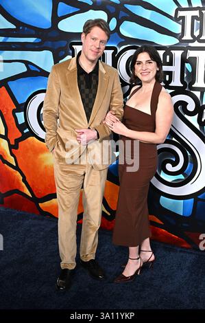 Tim Baltz und Lily Sullivan bei der Premiere der 4. und finalen Staffel ...