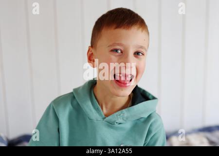 A 7-year-old boy smiles without two front teeth Stock Photo - Alamy