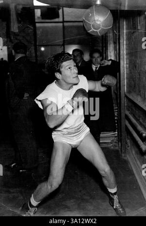 "Golden Boy" of Boxing, Eric Boon ***** Mixing it with colored boxer ...