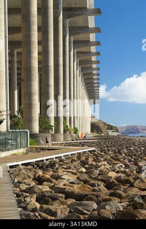 The concrete structure of the runway extension at Funchal Airport ...