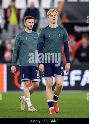 Tottenham Hotspur's Lucas Bergvall warming up prior to kick-off in the ...