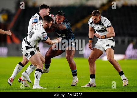 Leigh Leopards' Tesi Niu (centre) in action during the Betfred Super ...