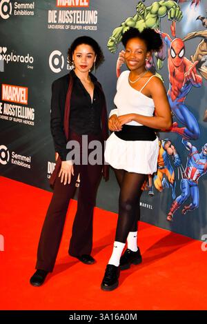 Jess Maura rechts Schauspielerin mit Gast auf dem Roten Teppich bei ...