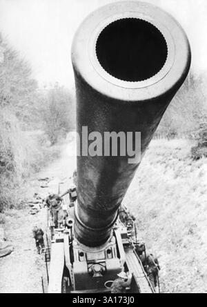 "A ""Boche Buster"" railroad gun in southern England. [automated ...
