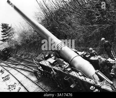 "A ""Boche Buster"" railroad gun in southern England. [automated ...