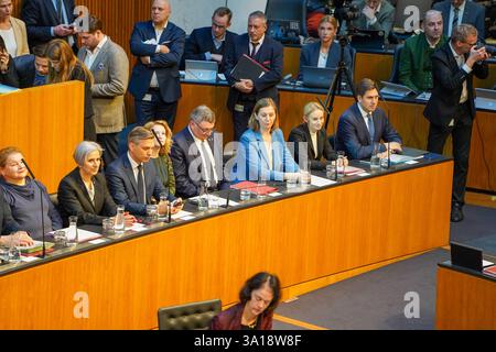 Wirtschaftsminister Wolfgang Hattmannsdorfer (ÖVP, L), Bildungsminister Christoph Wiederkehr ...
