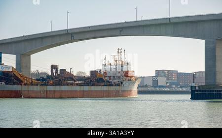 City of London Hooper Dredger ship sails along the River Itchen towards ...
