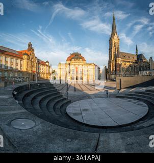 Theaterplatz with opera, Petrikirche and König-Albert Museum in ...