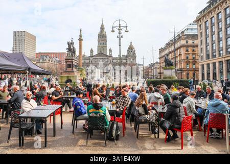 Tourists enjoy sunny and warm weather in old town of Dubrovnik, Croatia ...