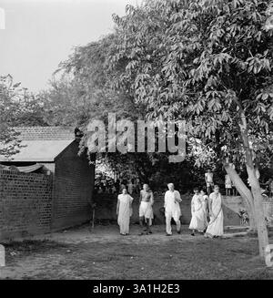 Mahatma Gandhi walking at Bhangi Colony in Delhi, 1946, Brijkishan ...