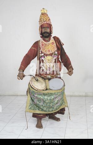 Gondhali from Solapur District playing string instrument Tuntuna ...