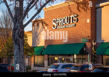 Sprouts Farmers Market at sunset in Lawrenceville, Georgia. (USA Stock ...