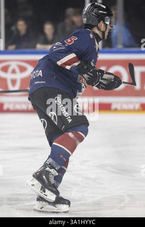 Robin van Calster (Cologne Sharks, forward, #5); Oliwer Kaski (Cologne ...