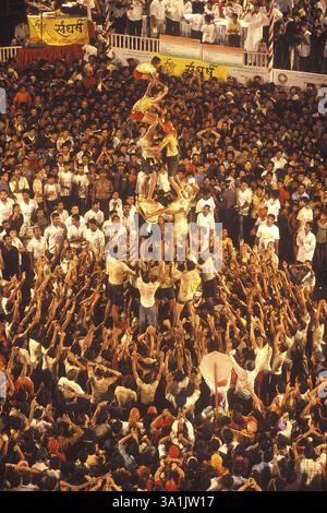 Human pyramid breaking pot of Dahi handi, Janmashtami Janmashtami ...