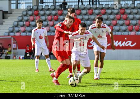 Zweikampf San-Luca Spitali (1. FC K?ln U19, 3), Niklas Benedikt Tuppeck (Hamburger SV U19, 17 ...