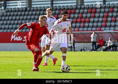 im Duell Lennart KARL (FCB #7) und Amar IBRISIMOVIC (VfL Wolfsburg U19 ...