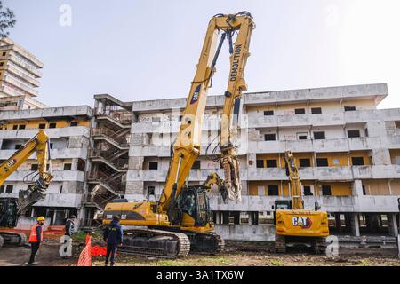 Italy: Sails Yellov of Scampia demolished The work on the demolition of ...
