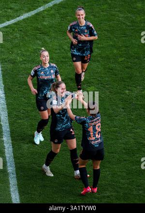 Momoko Tanikawa of Bayern Munchen celebrates with teammates after ...