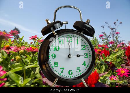 (Photomontage) Summer time changeover Symbolic image: Alarm clock in ...