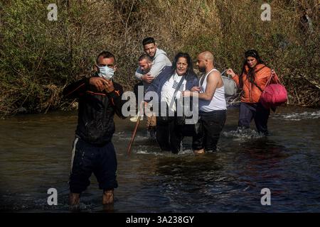 Hekr El Dahri, Lebanon. 11th Mar, 2025. Syrian Alawite refugees cross ...