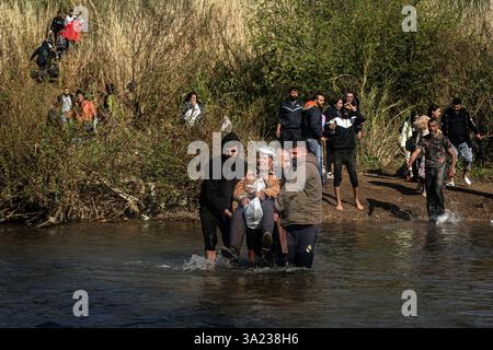 Hekr El Dahri, Lebanon. 11th Mar, 2025. Syrian Alawite refugees cross ...