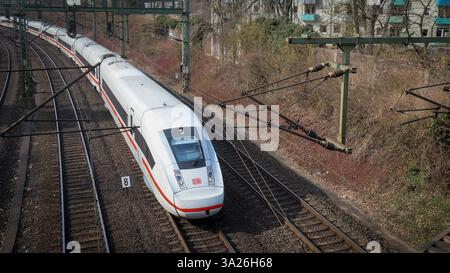 Eisenbahnverkehr in Kassel. Intercity Express Zug der Deutschen Bahn ...
