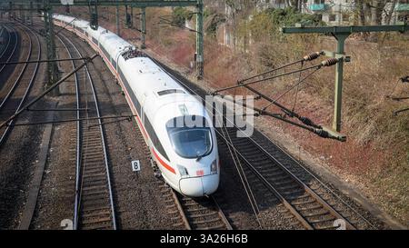 Eisenbahnverkehr in Kassel. Intercity Express Zug der Deutschen Bahn ...