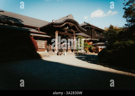 Gotoku ji Temple, Tokyo Stock Photo - Alamy