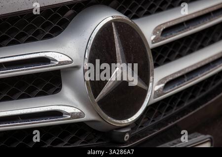 Nahaufnahme vom Mercedes-Stern am Kühlergrill *** Close-up of the ...