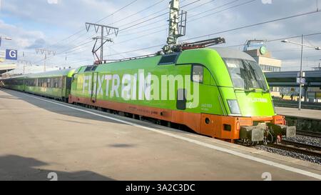 Eisenbahnverkehr in Essen. Flixtrain Hamburg - Köln. DEU, Deutschland ...