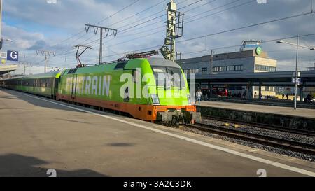 Eisenbahnverkehr in Essen. Flixtrain Hamburg - Köln. DEU, Deutschland ...