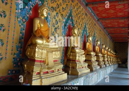 Colorful statues at landmark Wat Arun in Bangkok Stock Photo - Alamy