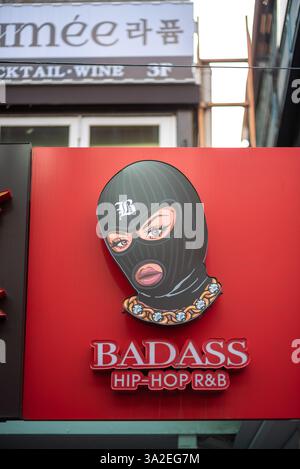 Bars and clubs in Itaewon commercial district known for its vibrant ...