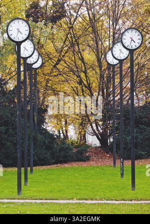 Kunstwerk Zeitfeld, 24 synchron laufende Bahnhofsuhren im Volksgarten ...
