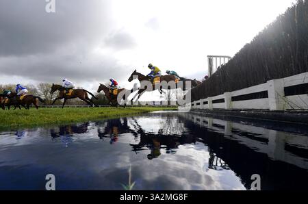 Answer To Kayf ridden by John Shinnick on their way to winning the Bar ...