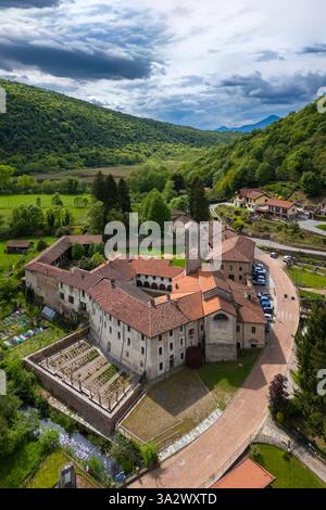 View on the old tower of the Varese Ligure castle Stock Photo - Alamy