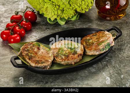 Roasted tuna medallion with broccoli cabbage Stock Photo - Alamy
