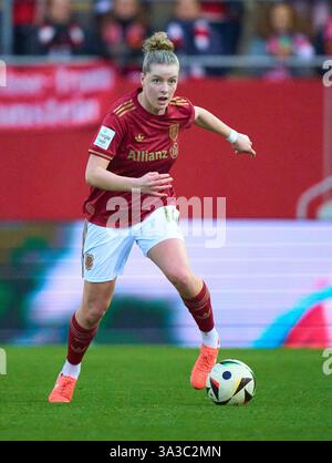 Alara Sehitler (14 FC Bayern Munich) and Jamilla Rankin (5 TSG ...