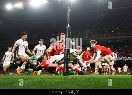 England's Tom Roebuck scores their side's fourth try of the game during ...