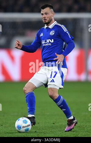 Adrian Gantenbein (FC Schalke 04) im Zweikampf mit Mika Haas (1.FC ...