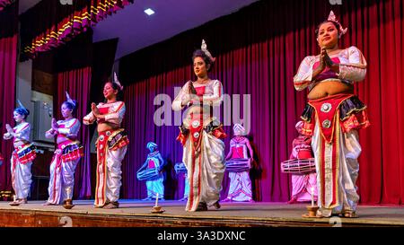 People at the ceremony of the Kandy Dance Stock Photo - Alamy