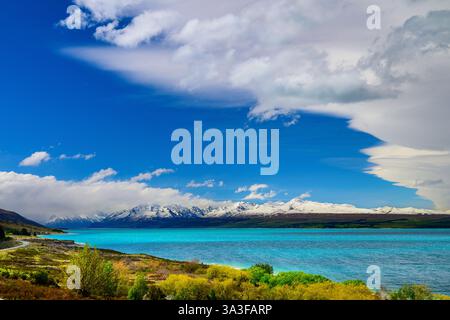 Peter's Lookout onto Lake Pukaki on the South Island of New Zealand ...