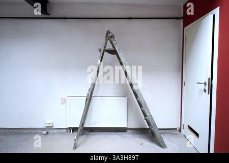 Dirty ladder in front on a white wall for renovation Stock Photo - Alamy