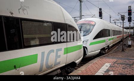 Eisenbahnverkehr im Bahnhof Kassel Wilhelmshöhe Intercity Express Zug ...