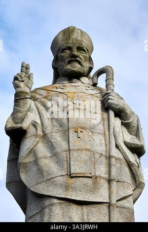 A statue of St Patrick, Patron Saint of Ireland Stock Photo - Alamy